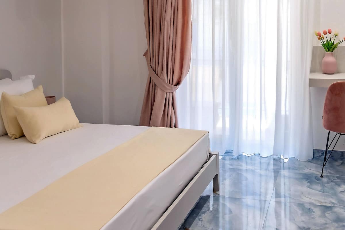 Quarto quádruplo superior, vista para a cidade | Cofres nos quartos, cortinas blackout, quartos à prova de som
