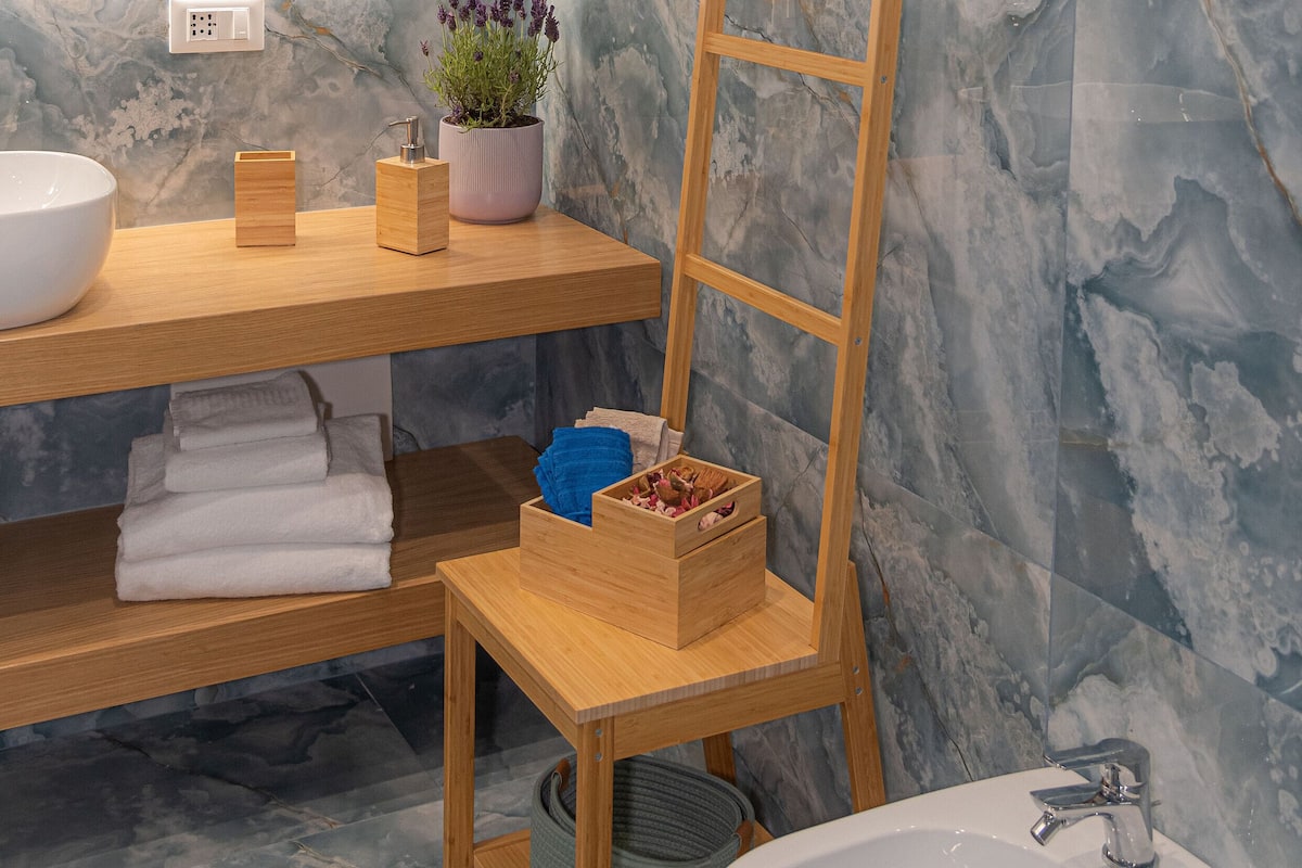 Quarto clássico, vista para a cidade | Banheiro | Chuveiro, secador de cabelo, toalhas de banho, sabonete