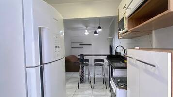 Apartamento | Cozinha privada | Utensílios de cozinha, mesas de jantar