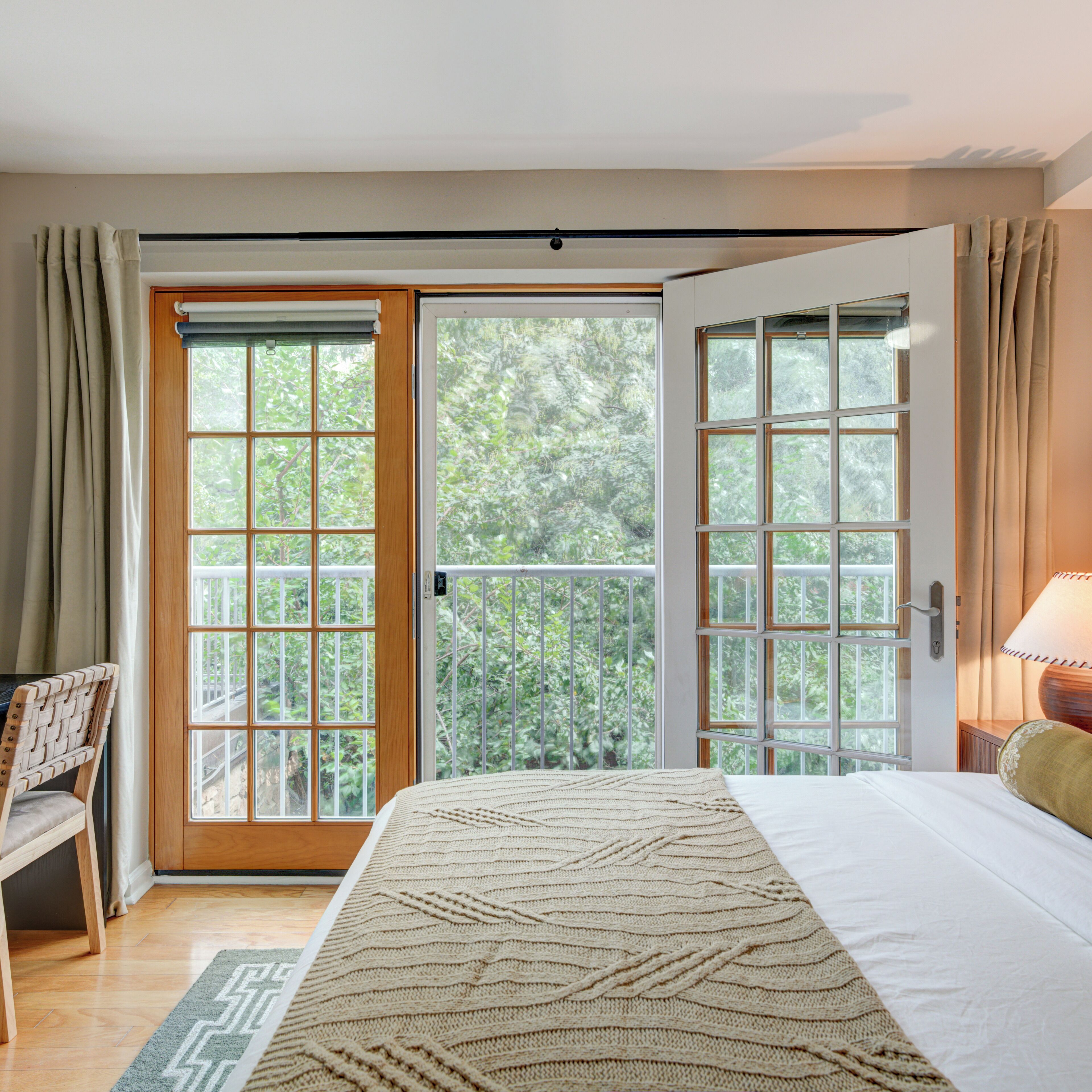 Apartamento conforto, sacada, vista para a cidade | 1 quarto, ferros/tábuas de passar roupa, Wi-Fi de cortesia