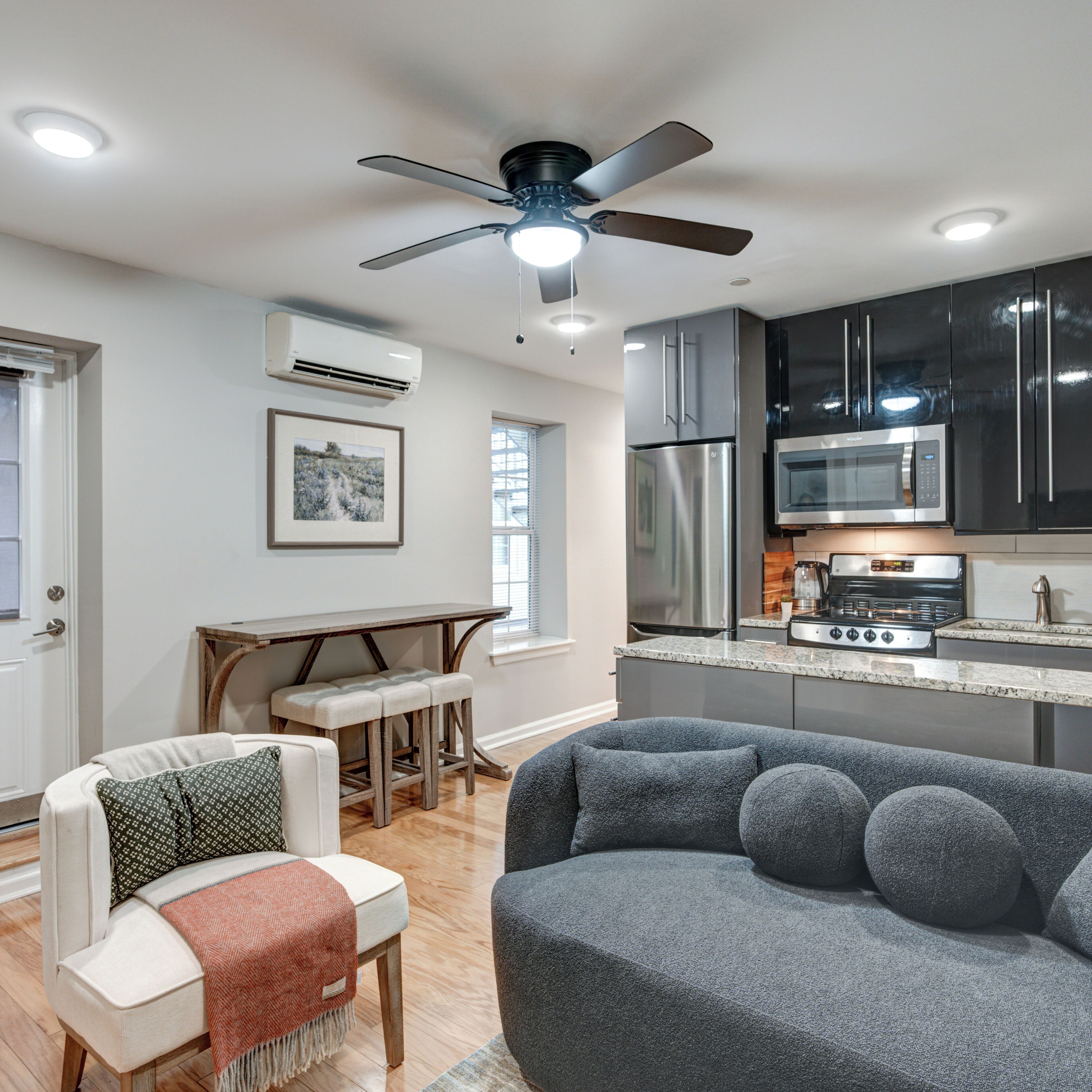 Apartamento conforto, sacada, vista para a cidade | Área de estar