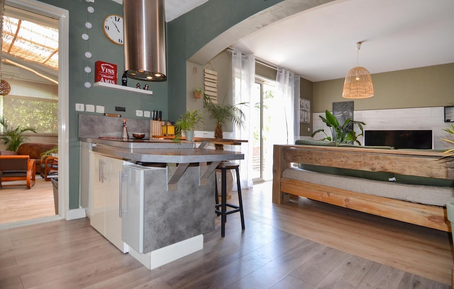 3 Bedroom Stunning Home In Arles - アルル