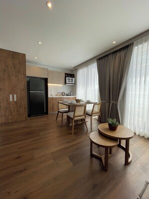 Apartamento Deluxe | Sala de estar | Televisor 