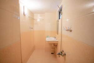 Quarto Duplo Superior | Minibar, secretária adequada para computadores portáteis 