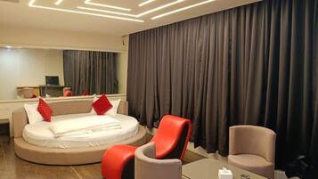 Quarto Superior | Roupa hipoalergénica, secretária, roupa de cama fornecida