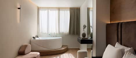 Deluxe Suite with Spa Bath | Roupa de alta qualidade, camas de colchão viscoelástico