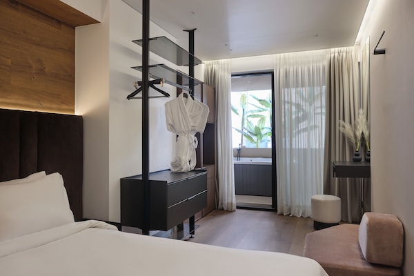 King Room with Balcony | Roupa de alta qualidade, camas de colchão viscoelástico