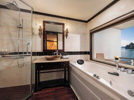 Quarto casal presidencial, vista para a baía | Banheiro | Produtos de toalete grátis, secador de cabelo, roupões de banho 