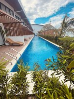 Cofres nos quartos, escrivaninha, espaço de trabalho para notebook