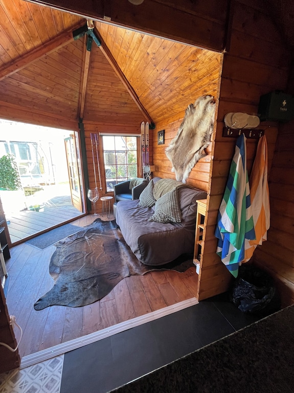 Romantic Swiss Cabin Hideaway & Hot Tub Spa Pool - Hampshire