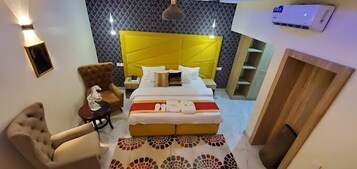 Quarto Económico, varanda, Vista para a cidade | Secretária, secretária adequada para computadores portáteis 