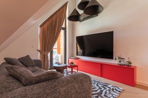 Apartamento Superior | Sala de estar | TV de ecrã plano