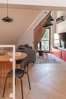 Apartamento Superior | Sala de estar | TV de ecrã plano