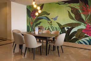 Apartamento superluxo, 2 quartos, sacada, vista para o porto | Área de estar | TV de tela plana 42 polegadas com canais a cabo, TV