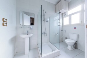 Quarto Individual Standard, varanda, Vista para a cidade | Casa de banho | Um polibã, toalhas fornecidas, sabão, champô 