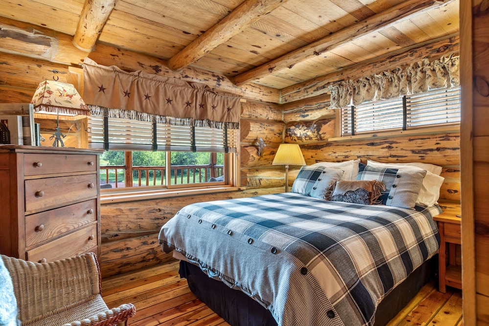The Homestead (Previously Named The Little Ponderosa Cabin) - Greer, AZ