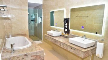 Quarto Deluxe, Vista para a cidade | Casa de banho | Artigos de higiene pessoal grátis, toalhas fornecidas, sabão, champô