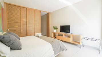 1 quarto, cofres nos quartos, ferros/tábuas de passar roupa