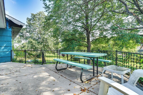 Family-friendly Cottage Grove Home W/ Fireplace! - Woodbury, MN