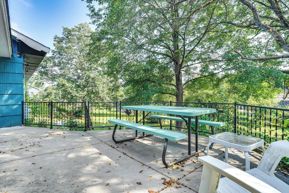 Family-friendly Cottage Grove Home W/ Fireplace! - Woodbury, MN