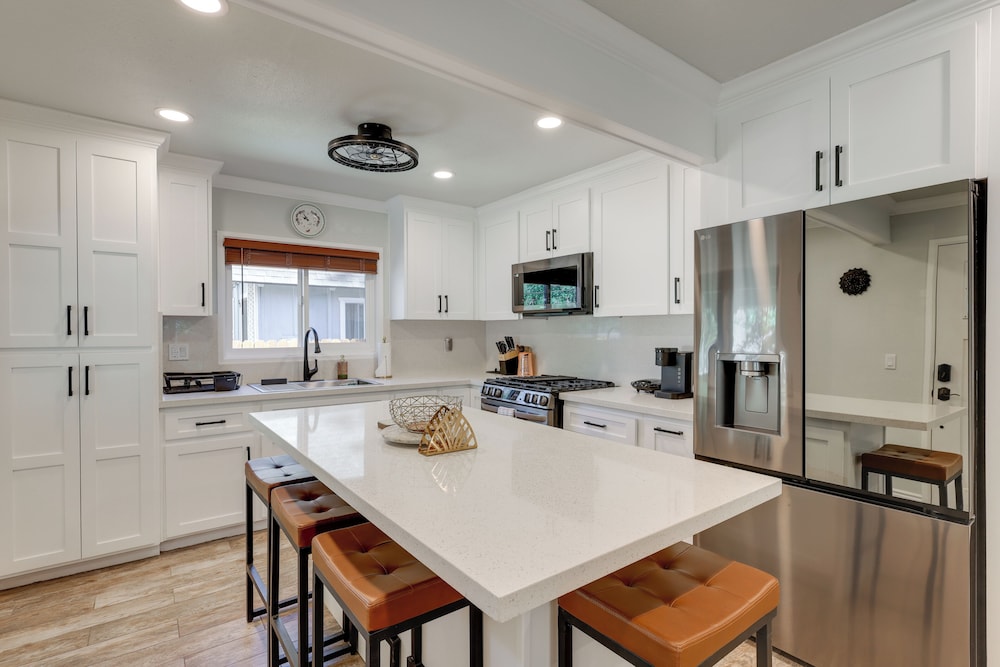 Near Slopes & Shores: Pet-friendly Sugarloaf Gem - Big Bear, CA