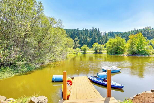 Southern Oregon Cabin: Fire Pit & Private Pond! - Oregon