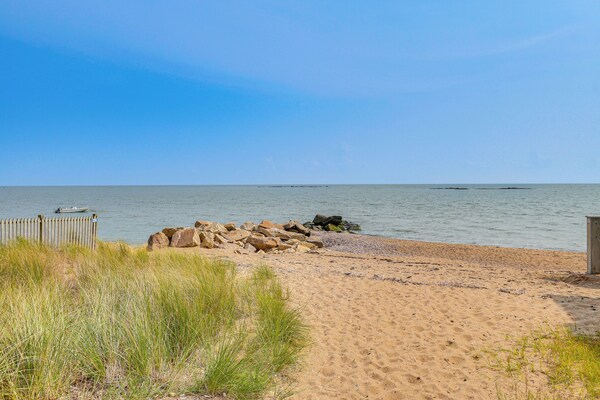 Walk To Beaches: Sunny East Haven Home W/ Grill - New Haven, CT