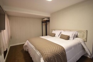 Suíte vip com banheira de hidromassagem, cama king size, vista para piscina e para jardim | Wi-fi grátis 