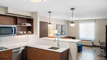 Suite, 1 cama king-size, não fumadores | Cozinha privada | Uma cafeteira/bule