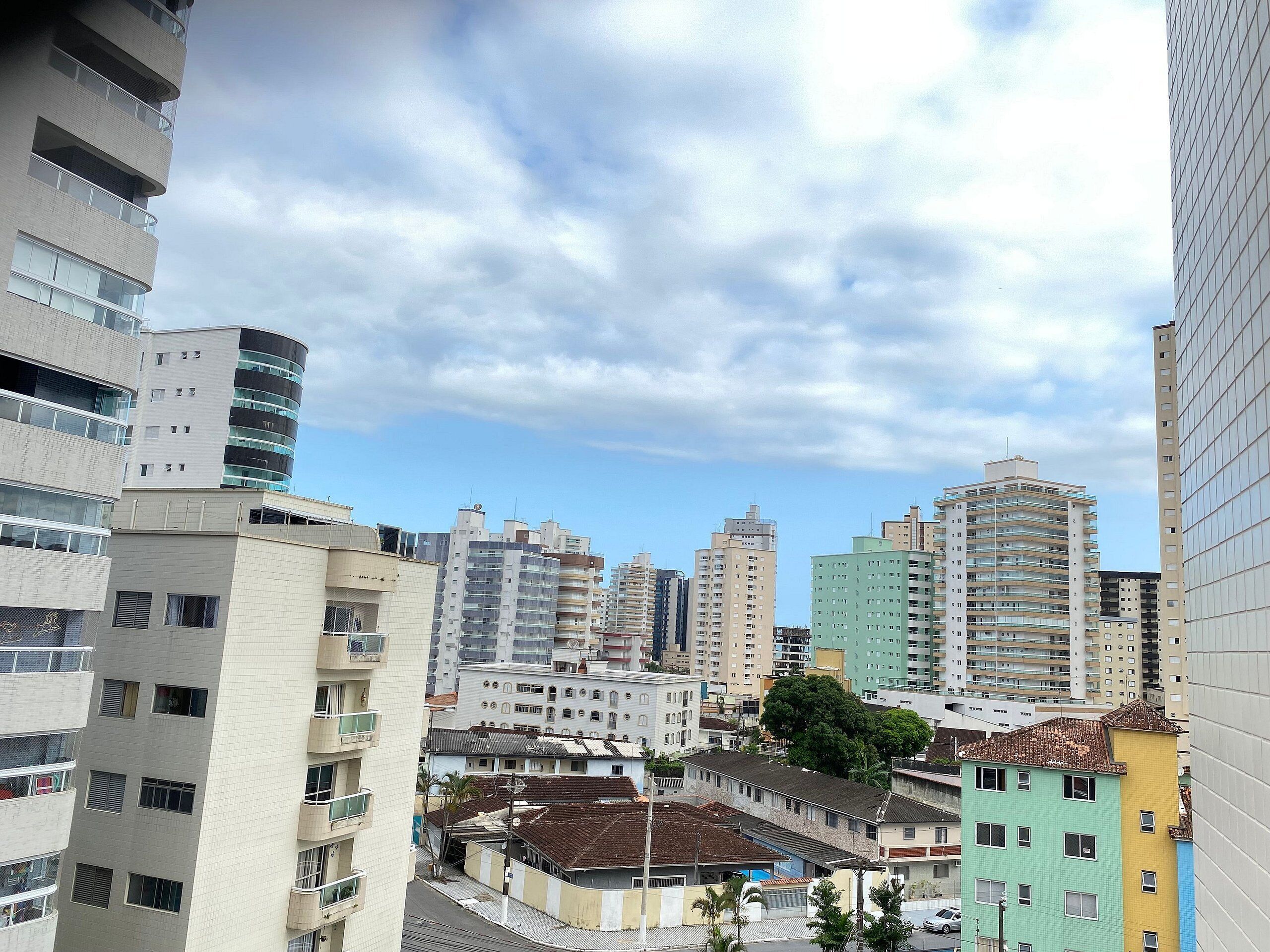 Uma área urbana com edifícios altos, incluindo construções residenciais e comerciais.