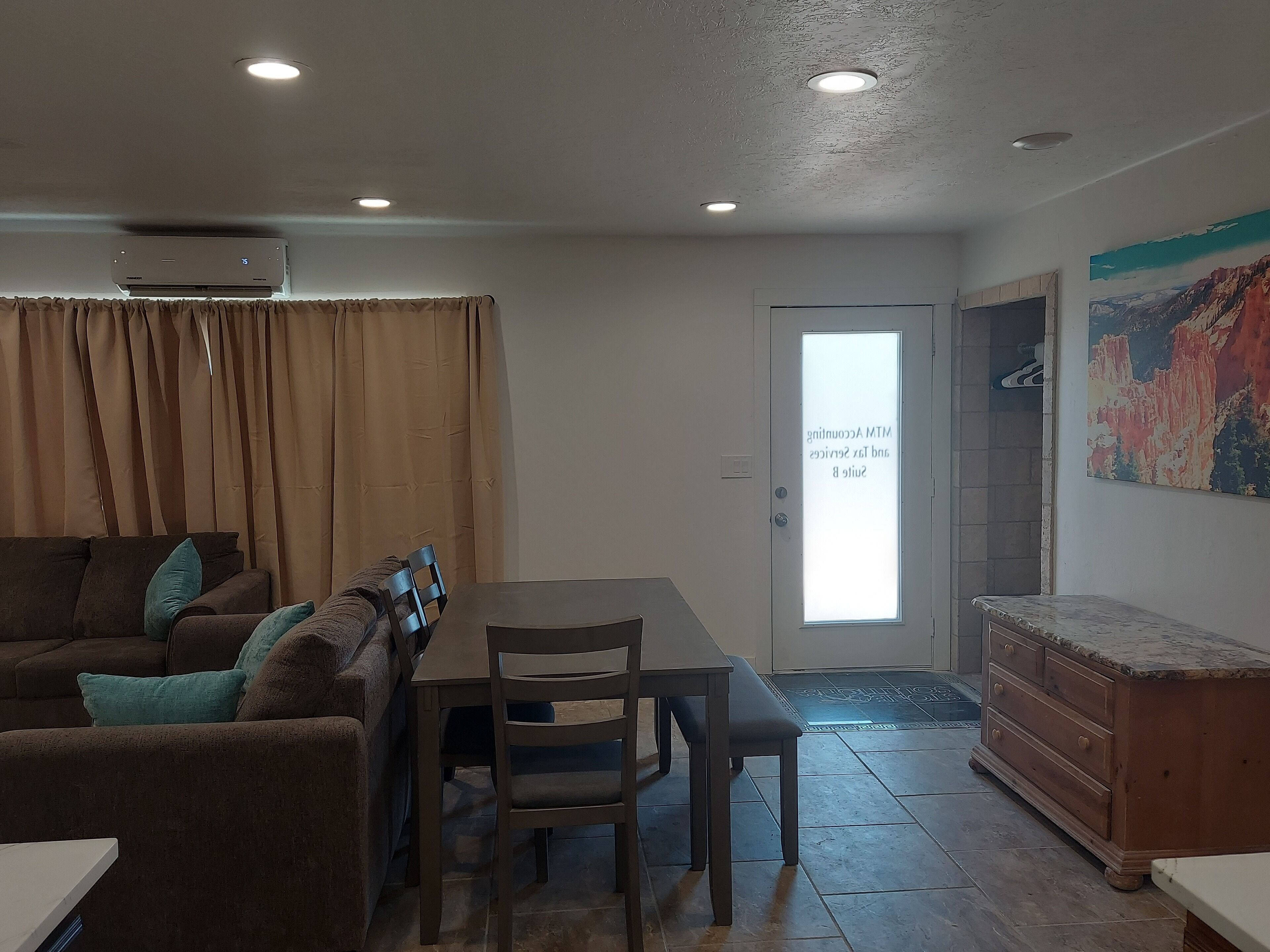 City Center Flat! Downtown Hurricane On State Street! Charming 2 Bed W/ Kitchen! - Hurricane, UT