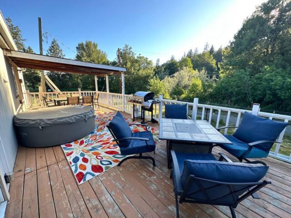 Enchanting Getaway: Farmhouse And Tiny House Duo - Oregon