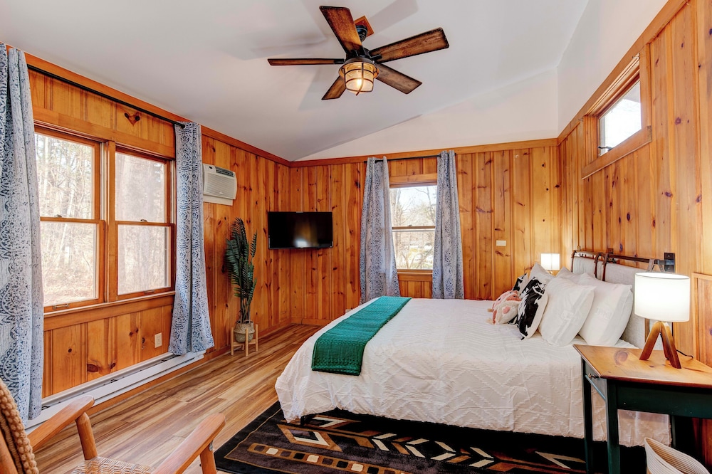 The Furry Lodge & Suites 13 - Waynesville, NC