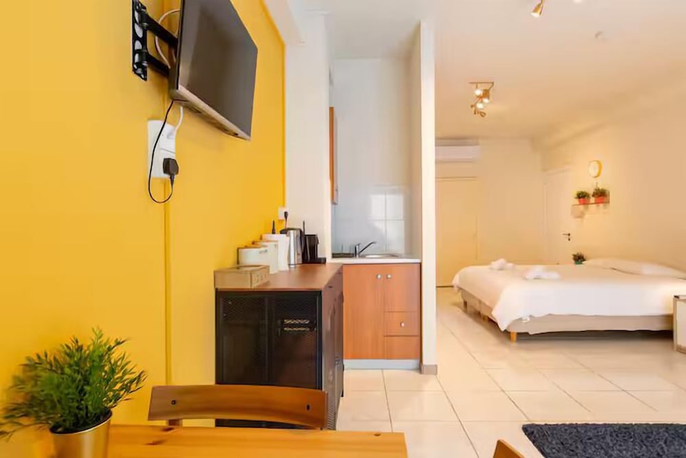 Charming Studio With Reading Nook & City View - Nicosia