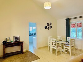 Villa Deluxe, vista para o jardim | Refeições no quarto