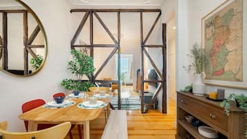 Apartamento, 2 quartos | Sala de estar | TV de ecrã plano