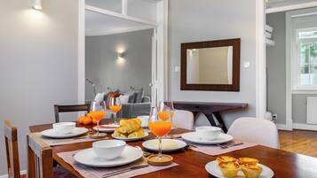 Apartamento, 3 quartos | Sala de estar | TV de ecrã plano