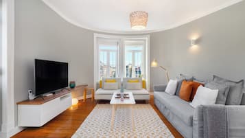 Apartamento, 3 quartos | Sala de estar | TV de ecrã plano