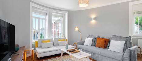 Apartamento, 3 quartos | Sala de estar | TV de ecrã plano