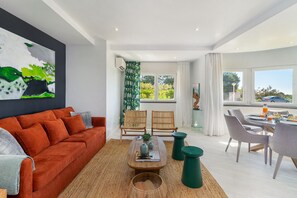 Apartamento, 2 quartos, vista para o mar | Área de estar | TV de tela plana