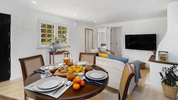 Casa, 2 quartos | Sala de estar | TV de ecrã plano