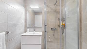 Casa, 2 quartos | Casa de banho | Um secador de cabelo