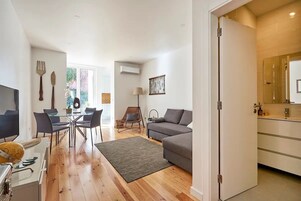 Apartamento, 1 quarto | Sala de estar | TV de ecrã plano 