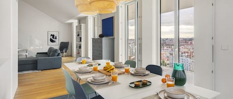 Dúplex, 4 quartos | Sala de estar | TV de ecrã plano