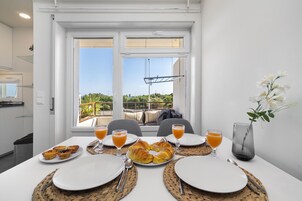 Apartamento, 1 quarto | Sala de estar | TV de ecrã plano 