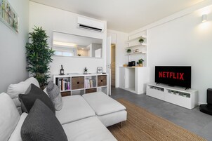 Apartamento, 1 quarto | Sala de estar | TV de ecrã plano 