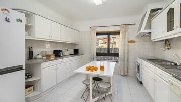 Apartamento, 4 quartos | Cozinha privada | Uma chaleira elétrica, uma torradeira