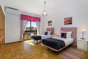 Apartamento, 4 quartos | 4 quartos, escrivaninha, ferros/tábuas de passar roupa