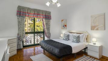 Apartamento, 4 quartos | 4 quartos, escrivaninha, ferros/tábuas de passar roupa