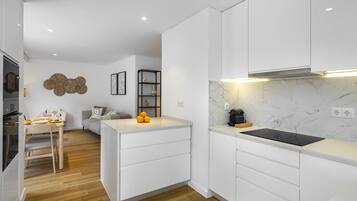 Apartamento, 3 quartos | Cozinha privada | Chaleira elétrica, torradeira